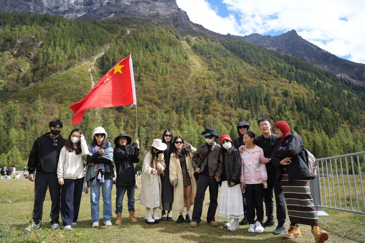 Red flag fluttering yingshan river prosperous age song celebration ...